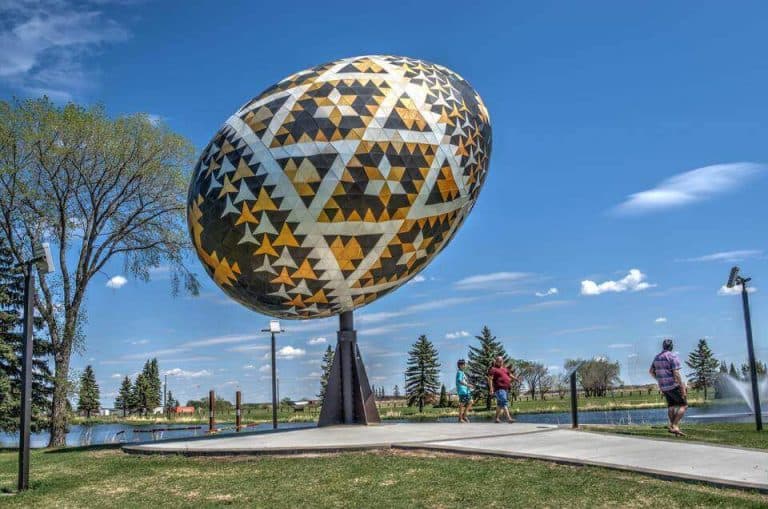 17 Best Small Towns In Alberta Worth Visiting in 2023 - LivingOutLau