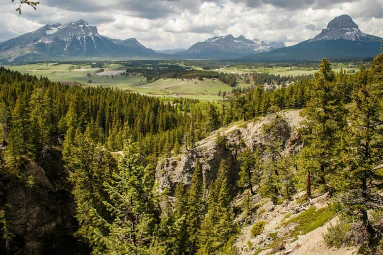17 Best Small Towns In Alberta Worth Visiting in 2023 - LivingOutLau