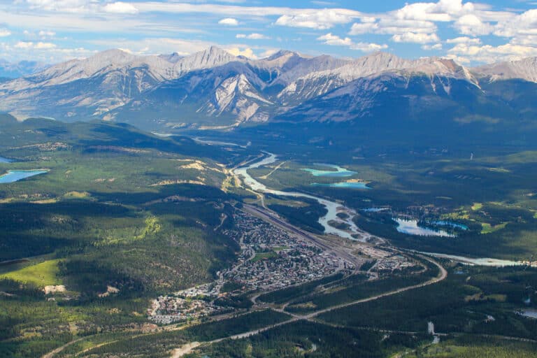 17 Best Small Towns In Alberta Worth Visiting in 2023 - LivingOutLau