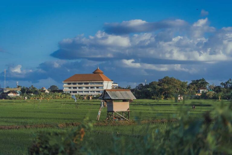 Seminyak or Kuta: Which Is Better To Stay Or Visit? - LivingOutLau